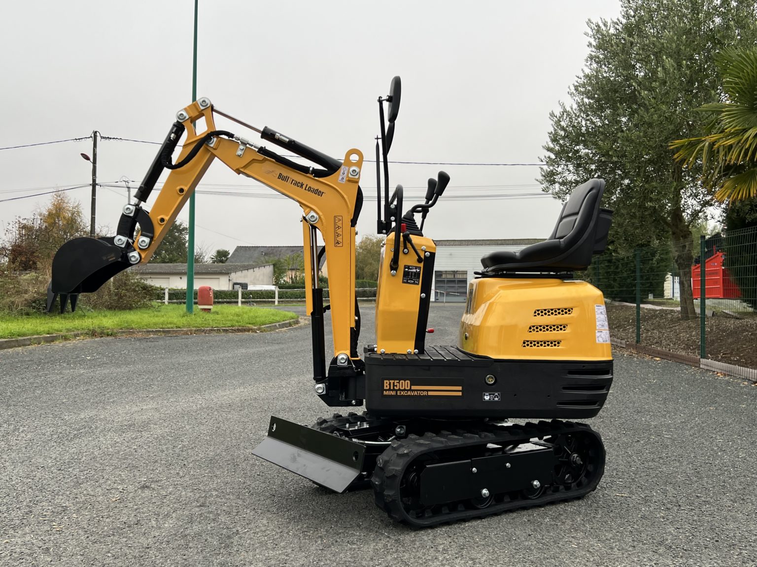 Mini pelle BT500 Bulltrack – Ultra compacte, puissante & maniable | HG ...